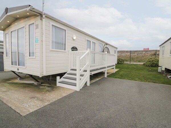 11, Beachfields - Towyn