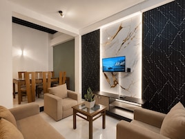 Apartamento luxo, 3 quartos, 2 banheiros, no piso térreo | Área de estar | TV LED 32 polegadas com canais digitais