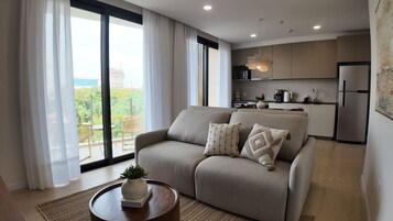 Apartamento luxo | Área de estar | Smart TV 45 polegadas com canais a cabo
