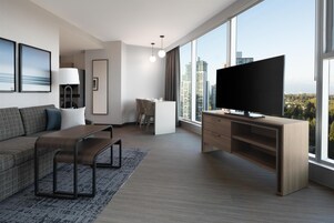 Suíte, 1 quarto, no canto (Washer/Dryer) | Área de estar | Smart TV 55 polegadas com canais a cabo, Netflix, serviços de streaming