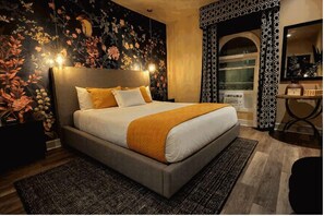 Quarto Deluxe, 1 cama king-size, casa de banho privativa, Vista para a cidade | Cofre com capacidade para portátil 