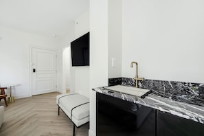 Quarto Deluxe, 1 cama king-size, casa de banho privativa (Self check-in) | Cortinas/cortinados opacos, ferro/tábua de engomar 