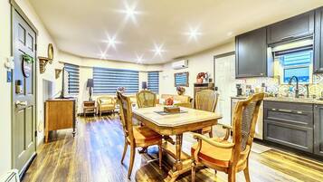 Quarto real, 1 cama Queen | Sala de jantar