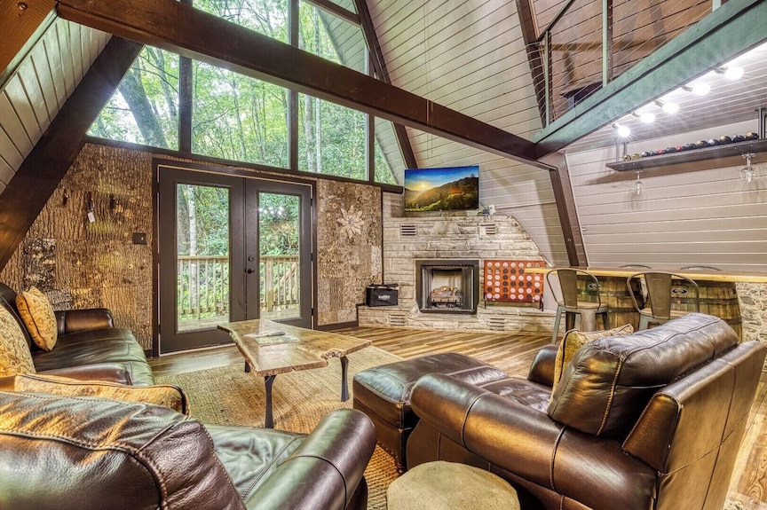Gatlinburg Ski Mountain Chalet - Fireplace, Hot Tub, W/d, 3 Floors, Pets Free - Gatlinburg, TN