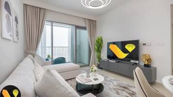 Apartamento de Luxo, varanda, Vista para a cidade | Sala de estar | Smart TV de 65 polegadas com canais por cabo