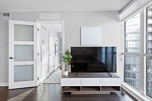 Apartamento Deluxe, Vista para a cidade | Casa de banho | Uma combinação polibã/banheira, um secador de cabelo 