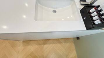 Quarto Duplo de Luxo, varanda | Casa de banho | Artigos de higiene pessoal grátis, um secador de cabelo