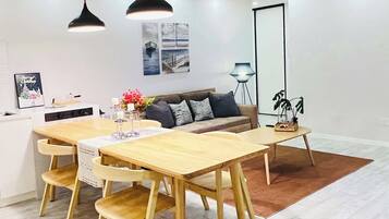 Suíte superluxo, sacada | Opções para refeição no quarto