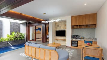 Villa de Luxo, 1 quarto, piscina privativa | Sala de estar | Smart TV de 40 polegadas com canais digitais