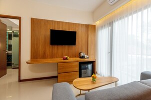 Quarto Duplo de Luxo, varanda | Sala de estar | Smart TV de 40 polegadas com canais digitais