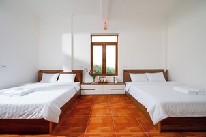Quarto quádruplo superior, sacada, vista para o pátio | Roupas de cama premium, escrivaninha, espaço de trabalho para notebook