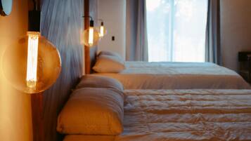 Quarto com duas camas, paredes e teto de madeira, e uma janela com cortinas.