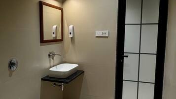 Casa de campo | Banheiro | Chuveiro, produtos de toalete grátis, toalhas de banho