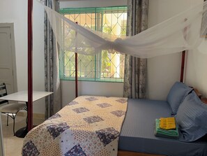 Quarto Duplo Deluxe, varanda, vista parcial para o mar | Secretária, secretária adequada para computadores portáteis 