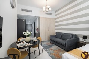 Estúdio Empresarial, 1 cama king-size e sofá-cama, varanda, Vista para a cidade | Sala | Smart TV de 65 polegadas com canais por cabo 