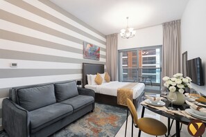 Estúdio Empresarial, 1 cama king-size e sofá-cama, varanda, Vista para a cidade | Sala | Smart TV de 65 polegadas com canais por cabo 