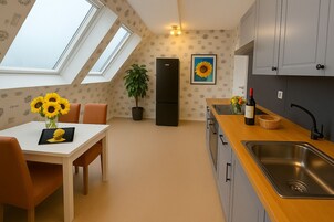 Apartamento Comfort em Condomínio Fechado, cozinha, Vista para a cidade | Cozinha privada | Um frigorífico no espaço comum, um micro-ondas no espaço comum