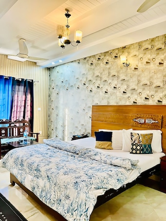 Quarto Duplo | Secretária, secretária adequada para computadores portáteis . Hotel Marvi Multan