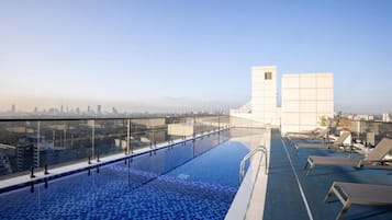 Piscina interior, guarda-sóis