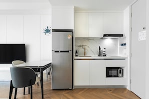 Apartamento, vista para a piscina | Cozinha privada | Uma máquina de café expresso, um frigorífico, um micro-ondas 