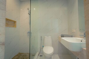 Secador de cabelo, toalhas de banho, sabonete, shampoo