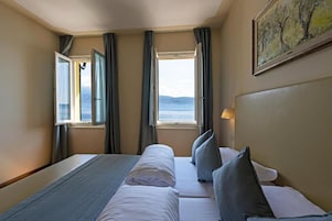 Quarto Duplo Standard, vista para o lago | Cofre no quarto, cortinas/cortinados opacos, quartos insonorizados