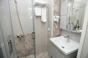 Quarto Duplo Standard | Casa de banho | Sabão, champô, papel higiénico 