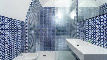 Quarto Clássico | Casa de banho | Um polibã, um secador de cabelo, toalhas fornecidas, sabão