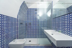 Quarto Clássico | Casa de banho | Um polibã, um secador de cabelo, toalhas fornecidas, sabão 