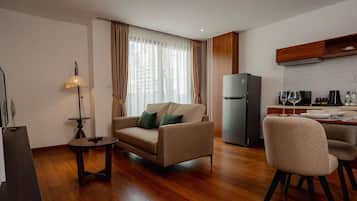 Suíte executiva, sacada, vista para a cidade | Área de estar