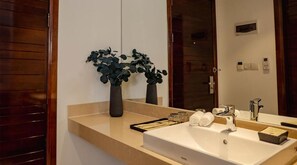 Suite Executiva, varanda, Vista para a cidade | Casa de banho | Chinelos 