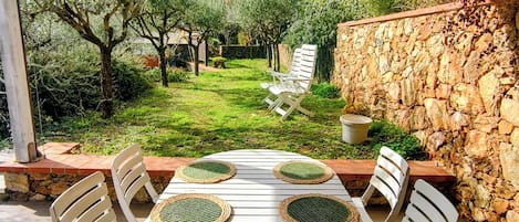 Villa, vista para o jardim | Refeições ao ar livre