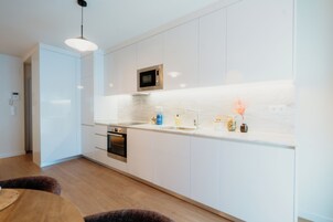 Apartamento Deluxe, 1 quarto (Anjos 3ºR) | Cozinha privada | Um frigorífico, um micro-ondas, um forno, uma placa de cozinha 