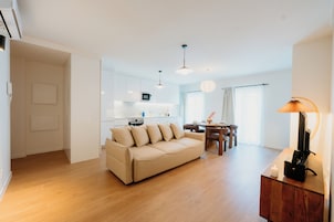 Apartamento Deluxe, 1 quarto (Anjos 3ºR) | Sala de estar | TV de ecrã plano 