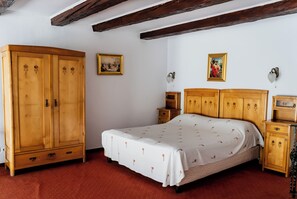 Cofres nos quartos, ferros/tábuas de passar roupa, Wi-Fi de cortesia