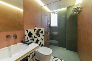 Suite, Vista para a cidade | Casa de banho | Um polibã, um secador de cabelo, chinelos, sabão 