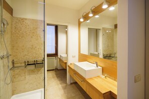 Apartamento, 2 quartos, varanda | Casa de banho | Uma combinação polibã/banheira, um secador de cabelo 