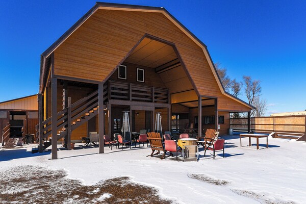 Hot Tub, Fire Pit! Massive Mt Vernon Hunting Lodge - South Dakota