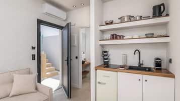 Sunset Suite with Private Pool | Cozinha privada | Minifrigorífico, uma máquina de café expresso, uma chaleira elétrica
