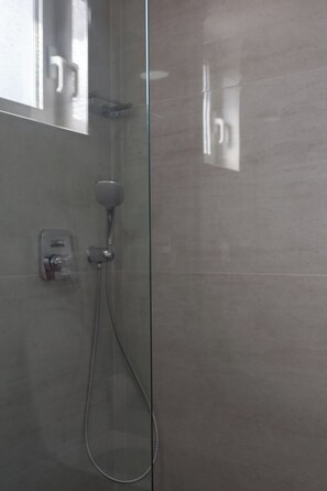 Estúdio, varanda, vista para o mar | Casa de banho | Um polibã, um chuveiro fixo, artigos de higiene pessoal grátis 