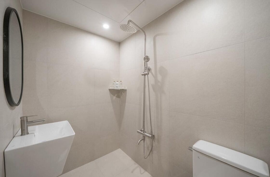 Quarto Duplo Standard | Casa de banho | Um polibã, um secador de cabelo, toalhas fornecidas, sabão 