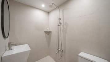 Quarto Duplo Standard | Casa de banho | Um polibã, um secador de cabelo, toalhas fornecidas, sabão