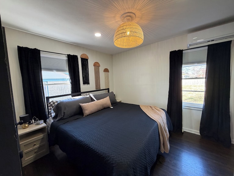 Derby Digs - Cozy King! Near Park! - Derby, KS