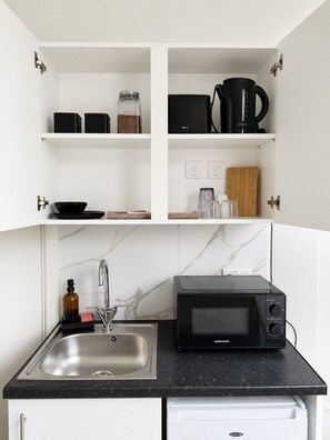 Estúdio luxo, 1 cama de casal | Cozinha privada | Frigobar, micro-ondas, cooktop, talheres/pratos/utensílios de cozinha