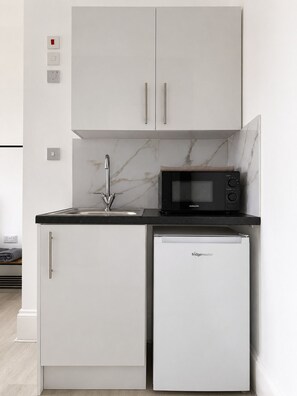 Quarto triplo luxo | Cozinha privada | Frigobar, micro-ondas, cooktop, talheres/pratos/utensílios de cozinha