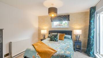 5 quartos, com decoração personalizada, com mobília individualizada