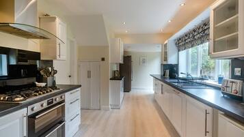 Uma máquina de lavar louça, utensílios de cozinha