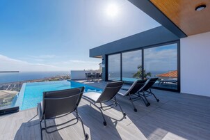 Casa Comfort, vista para o mar | Piscina | Piscina exterior, guarda-sóis, espreguiçadeiras