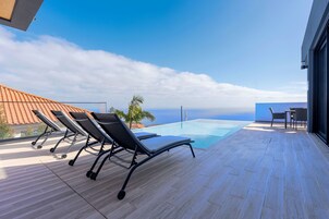 Casa conforto, vista para o mar | Piscina | Piscina externa, guarda-sóis, espreguiçadeiras