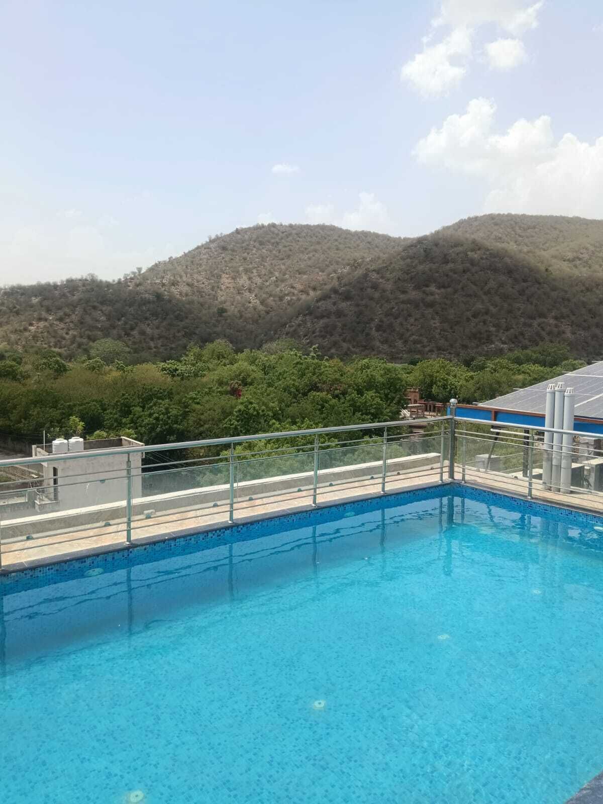 Piscina no piso superior